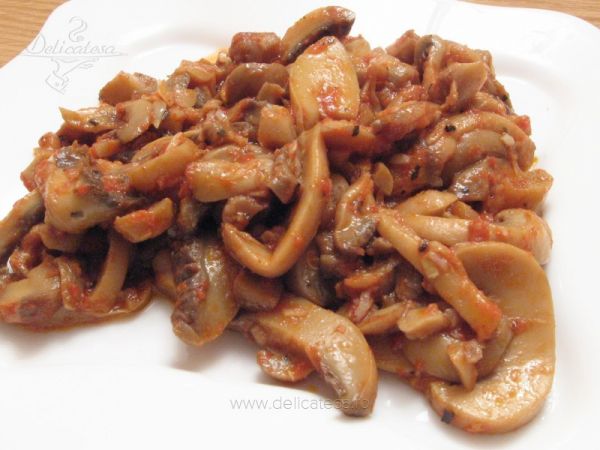 Ciuperci cu sos de roşii şi usturoi - reţetă culinară